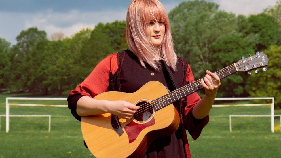 Football chants inspire folk singer Minnie Birch's new album - BBC News