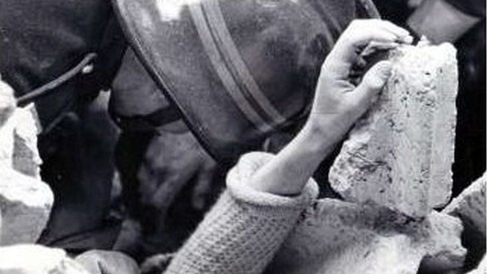 Bath photographer discovers fate of man trapped in rubble - BBC News