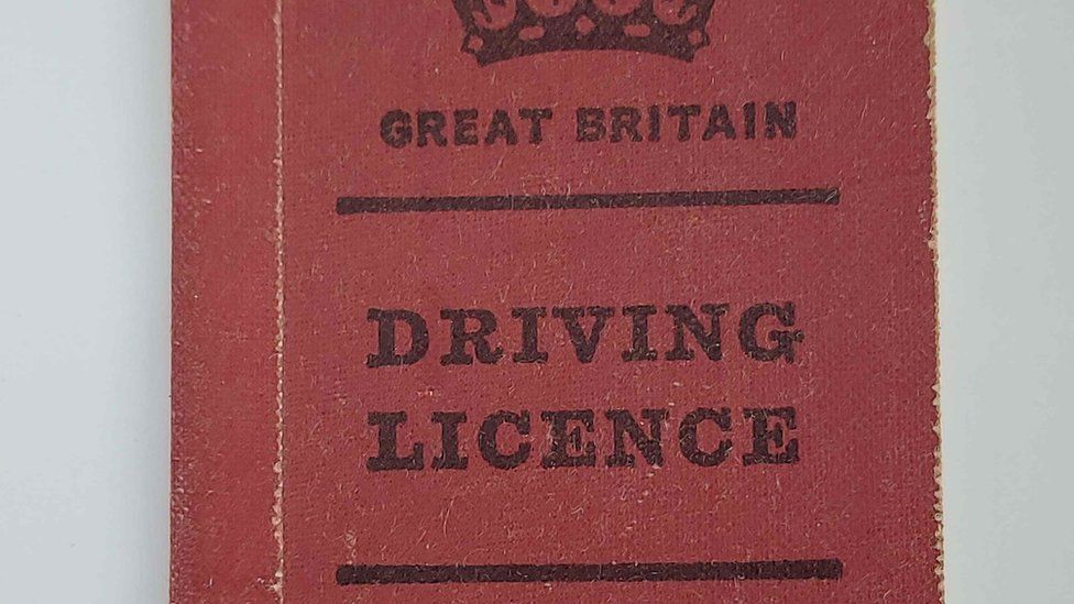 Fleetwood Mac haul sells for £20,050 at Tunbridge Wells auction - BBC News