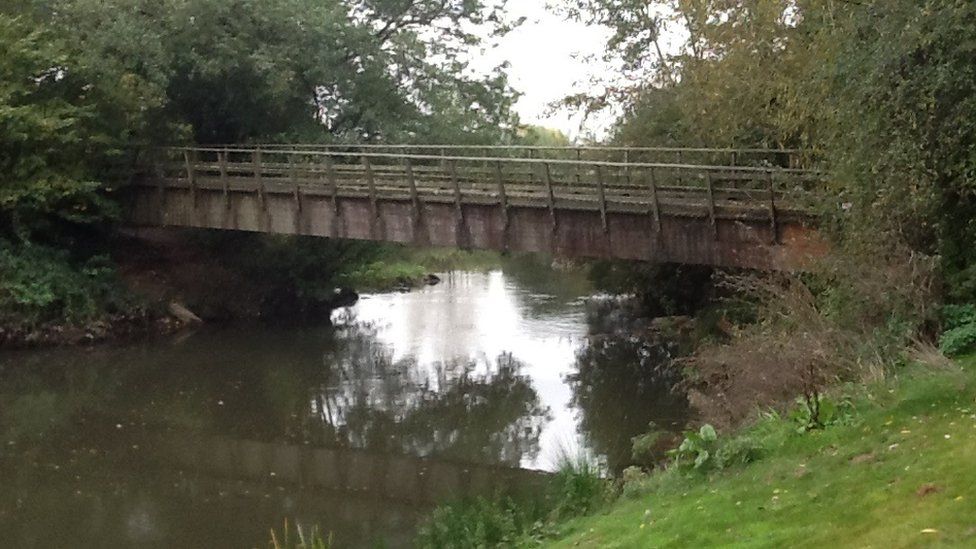 Pigeon House bridge 'unsafe' years after floods - BBC News