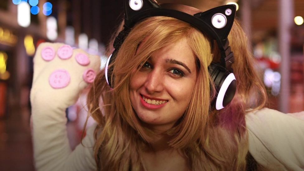 Q-Con: Belfast gaming, anime and cosplay convention returns - BBC News