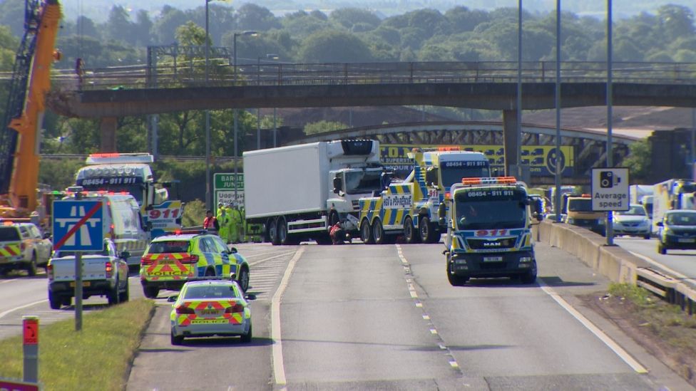 M8 fully reopens after lorry overturns at Baillieston - BBC News