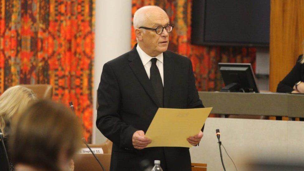 Leicestershire councillors pay tribute to Queen during meetings - BBC News