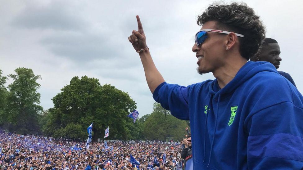 Ipswich Town promotion bus parade attracts 55,000 supporters - BBC News
