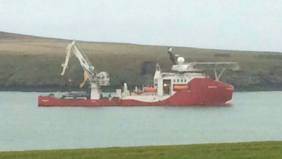 Giant tidal turbine placed on seabed off Pembrokeshire - BBC News