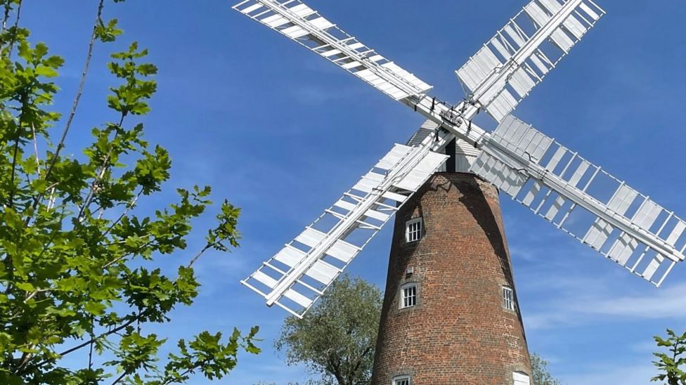 Sandwich windmill cap restored by volunteers - BBC News