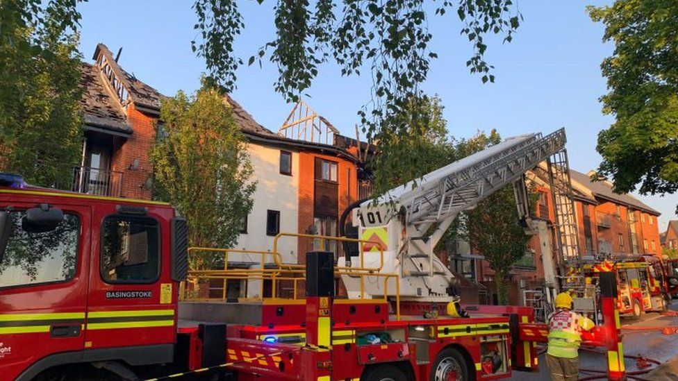 Basingstoke: Fire damages building in Oakridge Road - BBC News