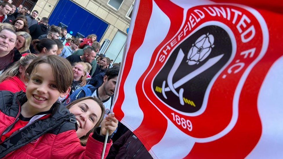 Sheffield United victory parade: Thousands of fans turn out - BBC News