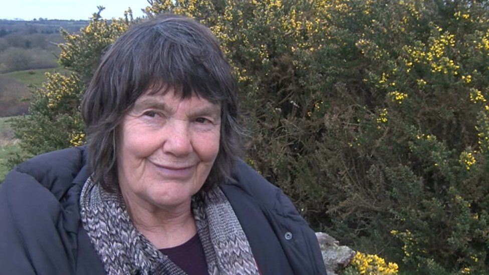 Teulu o ffoaduriaid yn diolch am groeso yn Aberteifi - BBC Cymru Fyw