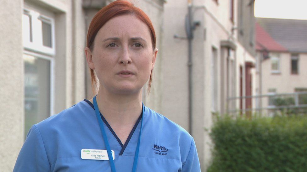 Home birth: 'I just want to do it the old way' - BBC News