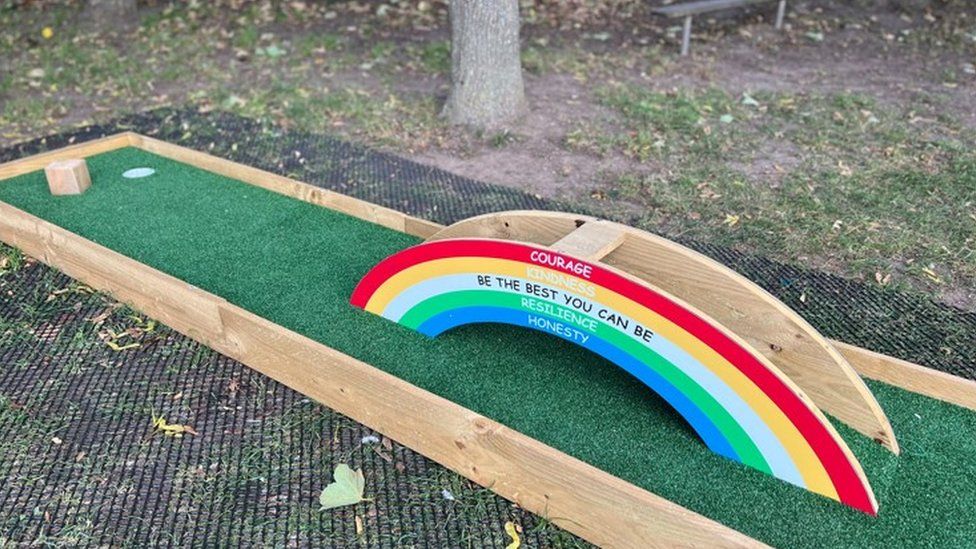 Birchington-on-Sea primary school adds mini golf to curriculum - BBC News