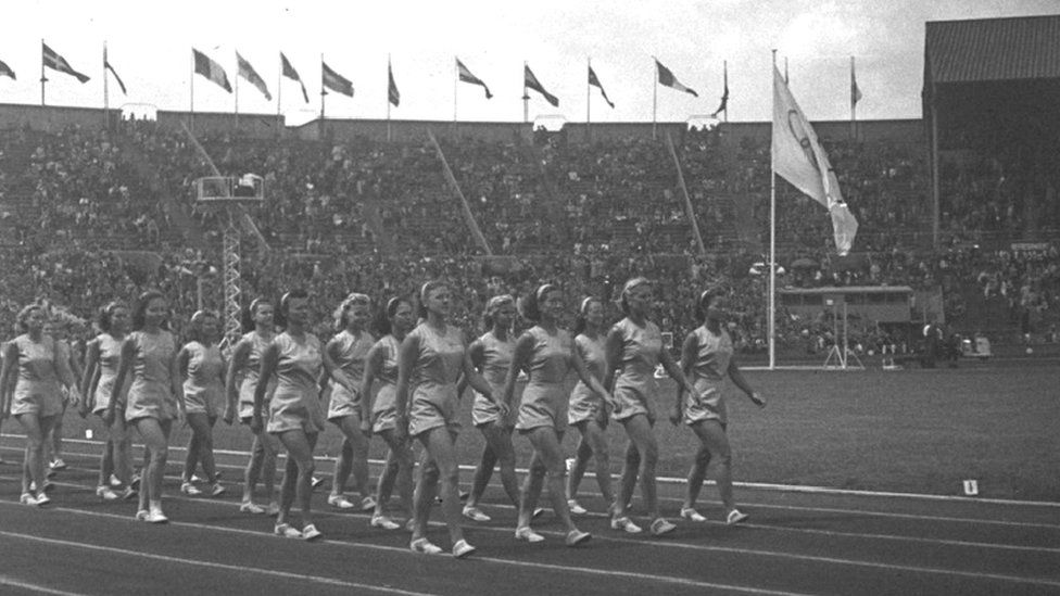 London 1948 Olympic plaque restored at Wembley Park - BBC News