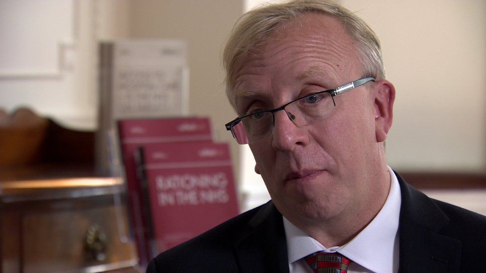 MLAs criticise health secretary for 'lack of overview' - BBC News