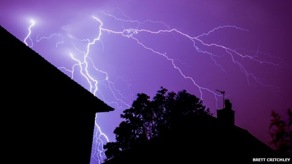 Lightning hits UK: In pictures - BBC News