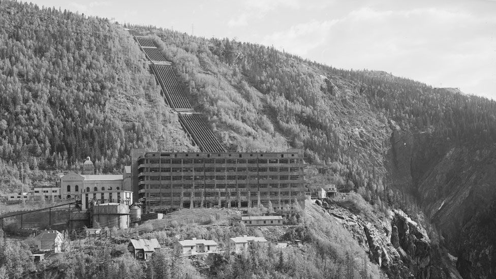 Scottish tribute to soldiers who foiled Nazis' A-bomb - BBC News