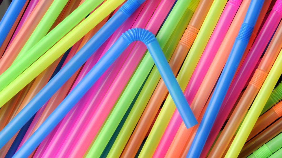 Manx restaurateur calls for single-use plastic straws ban - BBC News