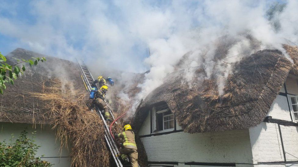 Wiltshire fire: Thatched roof destroyed in Urchfont - BBC News