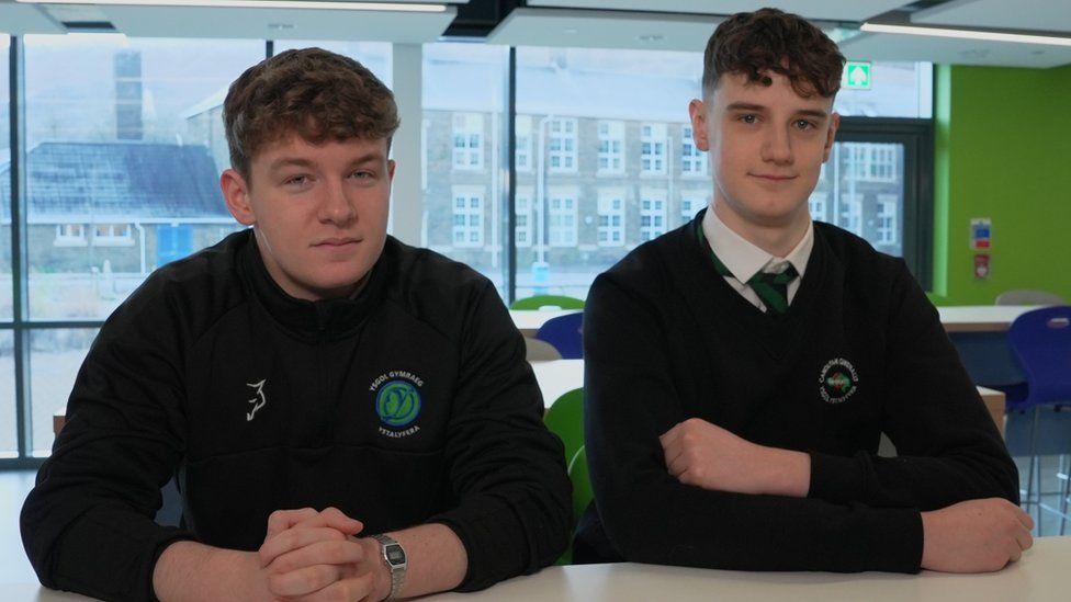 Gobeithion pobl ifanc o weithio ym maes dur ar ben? - BBC Cymru Fyw