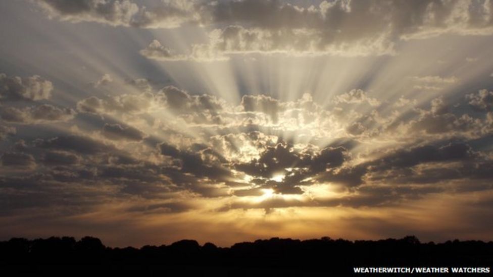 Stunning crepuscular sunset rays - BBC Weather