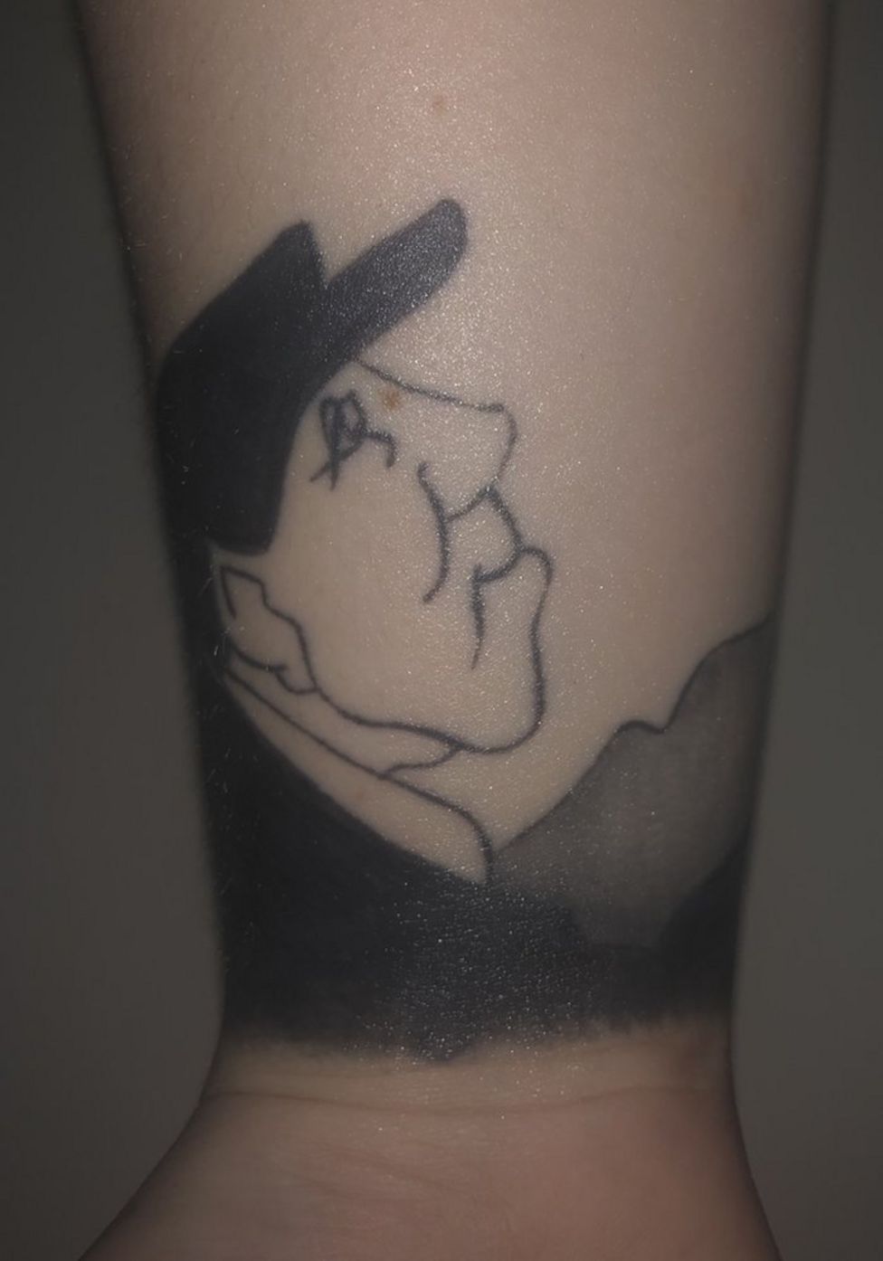 Pa nofel Gymraeg sydd wedi ysbrydoli tatŵs Caryl Bryn? - BBC Cymru Fyw