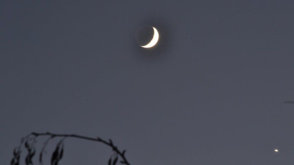 Stargazers spot glowing Venus and Moon - BBC News