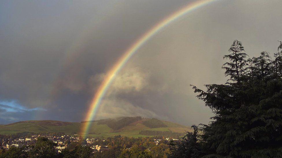 Rainbow chasing during unsettled spell - BBC Weather