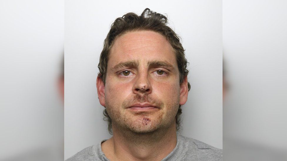 Llanelli: 28 mlynedd o garchar i ddyn am drywanu dyn yn ei wddf - BBC ...