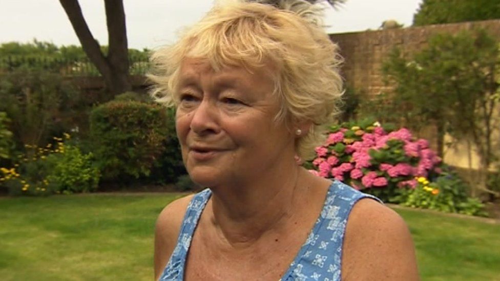 Rampion wind farm: Offshore piling work wakes residents - BBC News