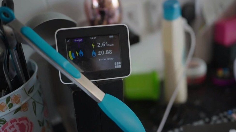 Food waste: 'We talk about feeding bellies, not bins' - BBC News