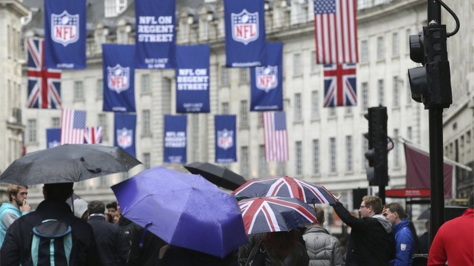 NFL American football stars come to London's Regent Street - BBC News