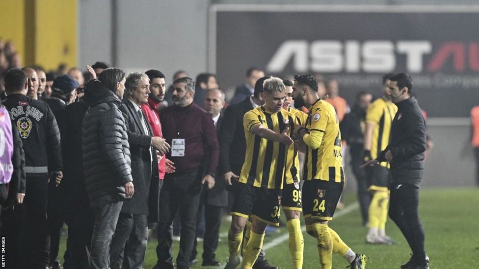 Turkish protest: President takes players off pitch over referee ...