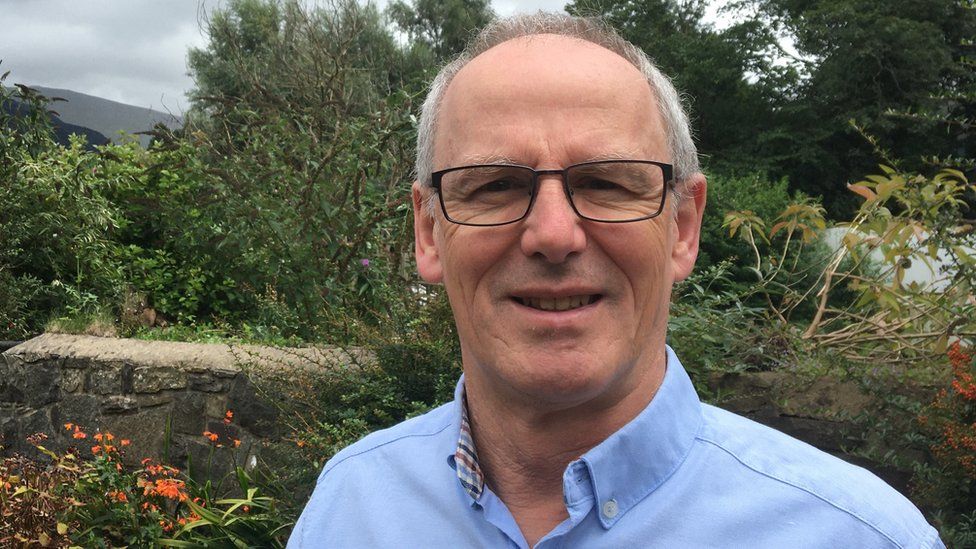 Cyhoeddi 1,000fed rhifyn o'r 'Gronyn' wrth ymddeol - BBC Cymru Fyw