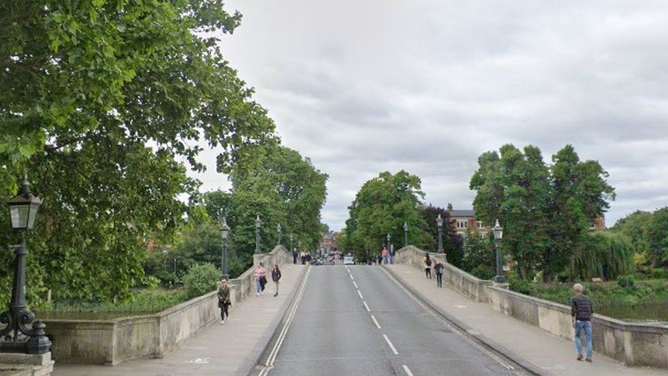 Man dies following fight on Richmond Bridge - BBC News