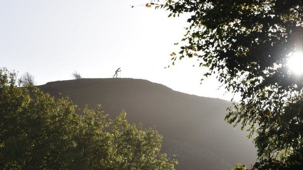 Apêl i ailgodi cerflun 'trawiadol' Y Pererin yn Ystrad Fflur - BBC ...