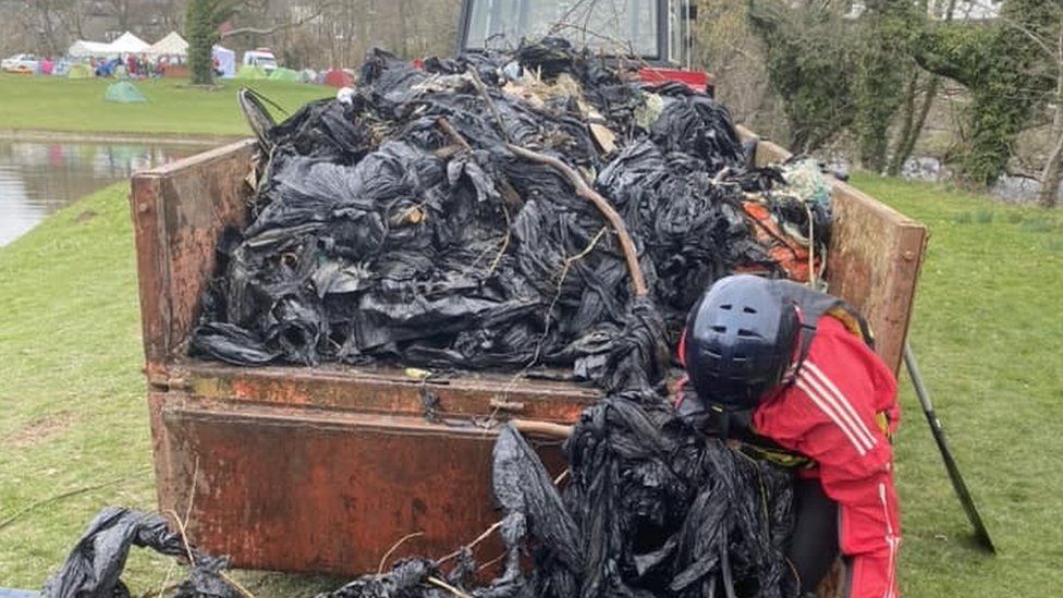 Gwirfoddolwyr yn clirio '10 tunnell o sbwriel' o Afon Teifi - BBC Cymru Fyw