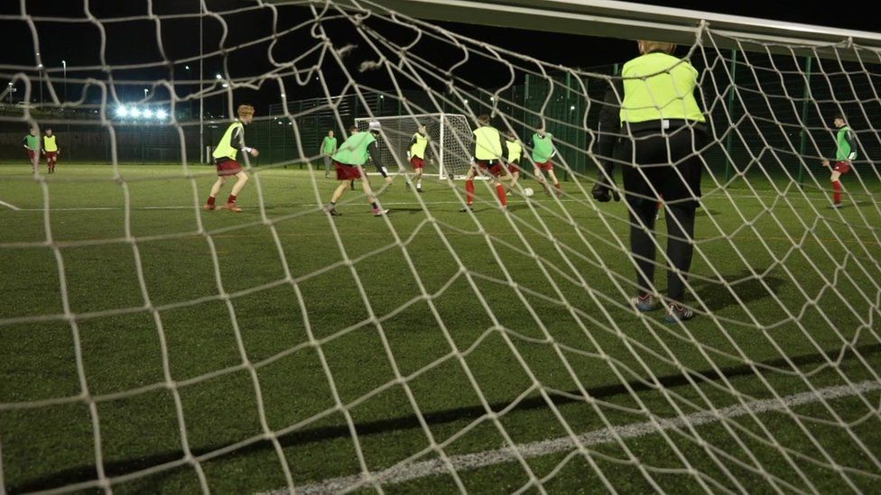 Pennaeth CBDC yn croesawu treialu pêl-droed dros yr haf - BBC Cymru Fyw