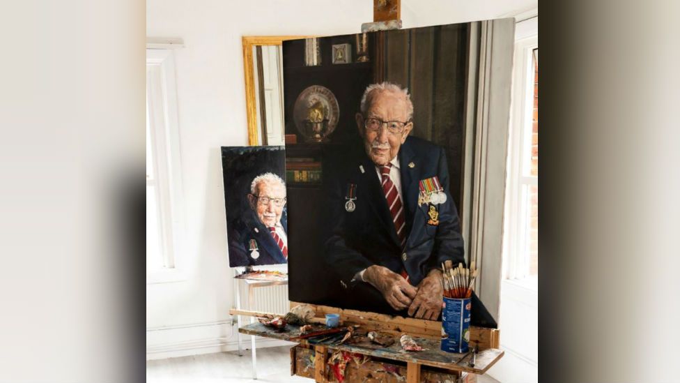 Capt Sir Tom Moore official portrait unveiled at Army museum - BBC News