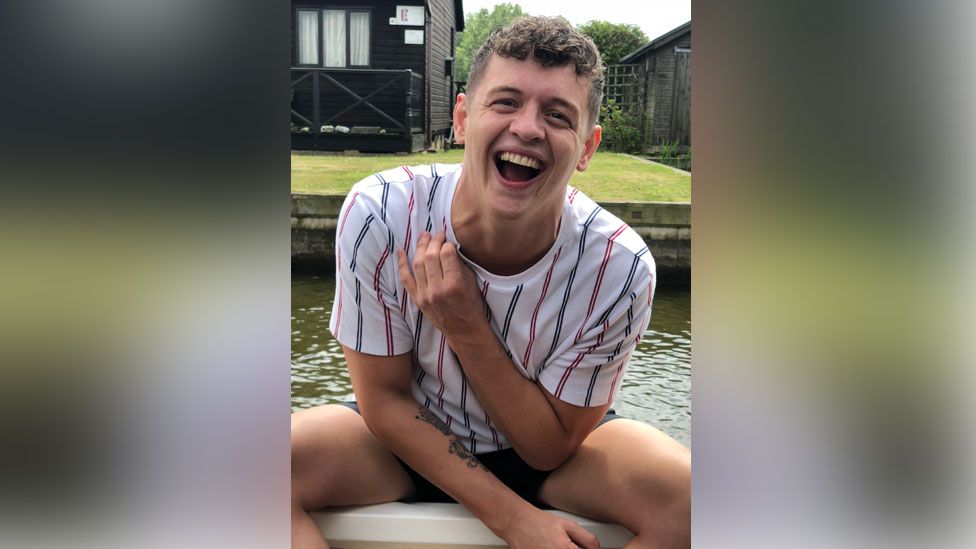 Norwich rapper Cenzy uses lyrics to open up about anxiety - BBC News