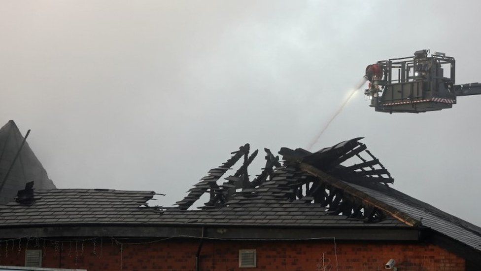 Deeside fire: Gateway to Wales Hotel blaze probe begins - BBC News