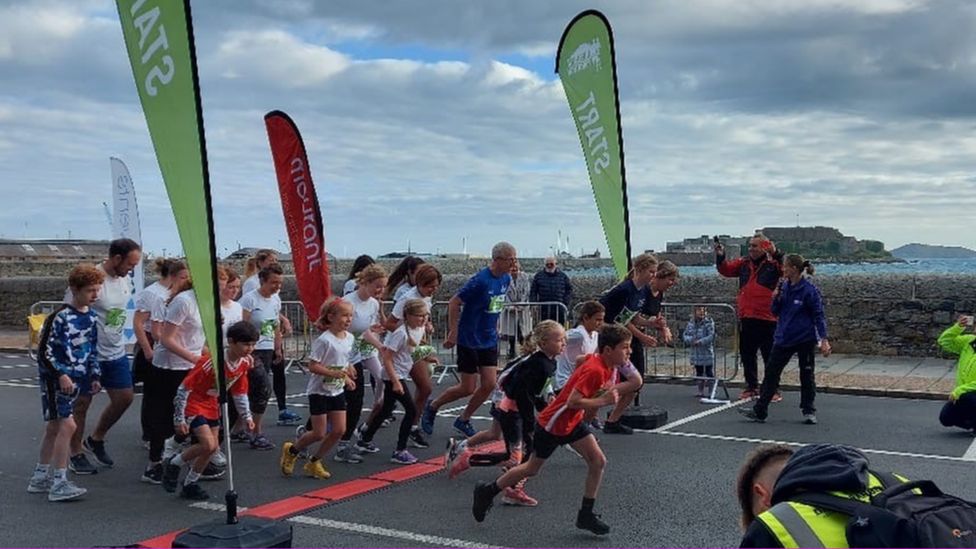 Guernsey Marathon: Hundreds of runners complete course - BBC News
