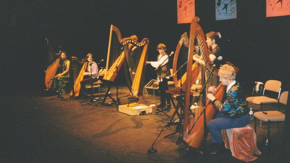 Llio Rhydderch, y delynores draddodiadol sy'n 'athrylith arallfydol ...