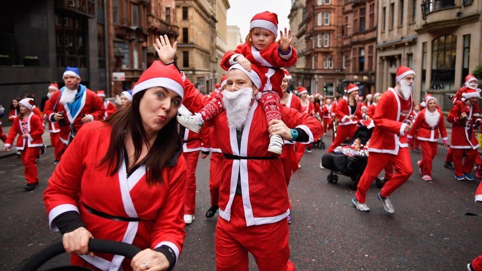 Thousands take part in Glasgow Santa Dash - BBC News