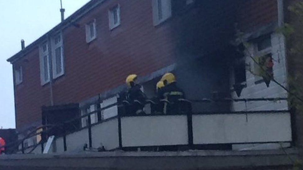 Firefighters rescue boy, 8, from Basingstoke blaze - BBC News