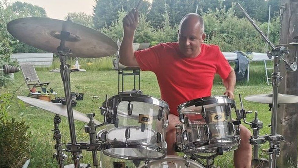 Cheryl Roach: Health battle inspired model's art show - BBC News