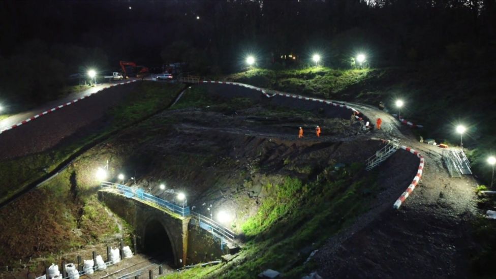 Landslide Exeter rail line to close again this weekend - BBC News