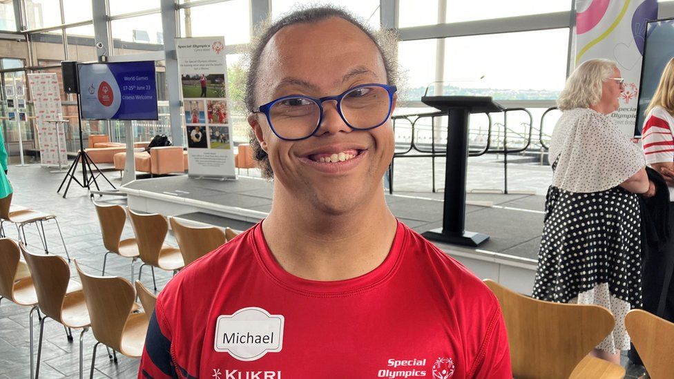 Croeso mawr i un o arwyr y Gemau Olympaidd Arbennig - BBC Cymru Fyw