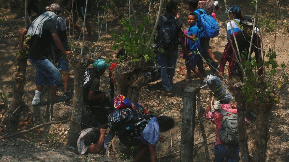 Migrant caravan: Mexico detains hundreds in raid - BBC News