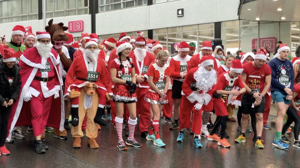 Isle of Man: Festive runners race through Douglas for Santa Dash - BBC News