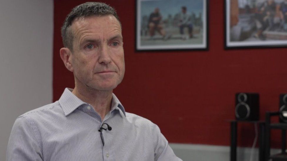 Awgrym y dylai'r BBC gymryd rheolaeth o S4C - BBC Cymru Fyw