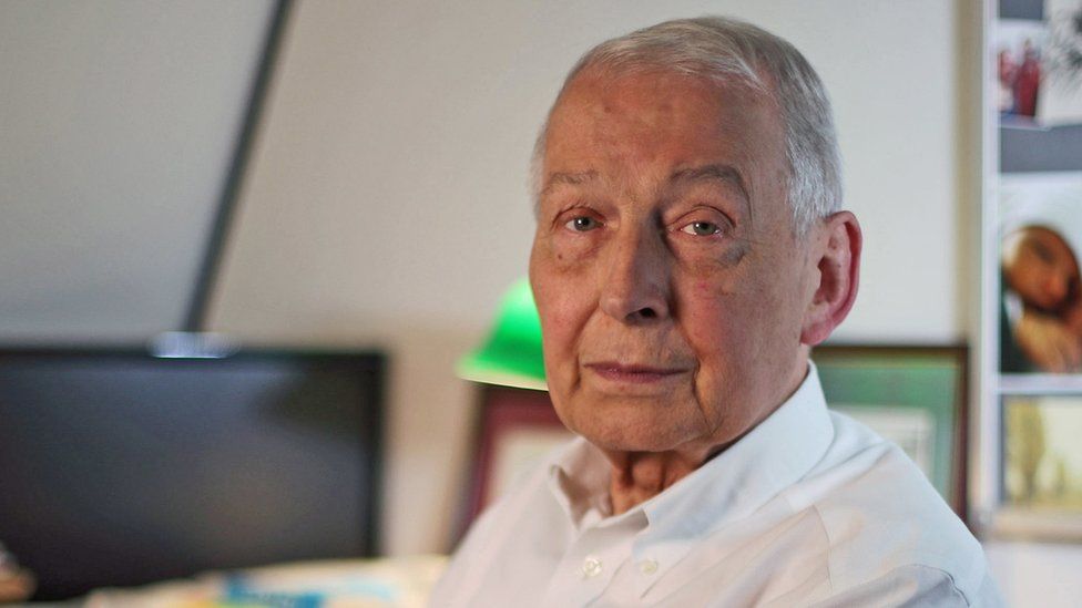 Lord Field: Veteran politician awarded Freedom of Wirral - BBC News